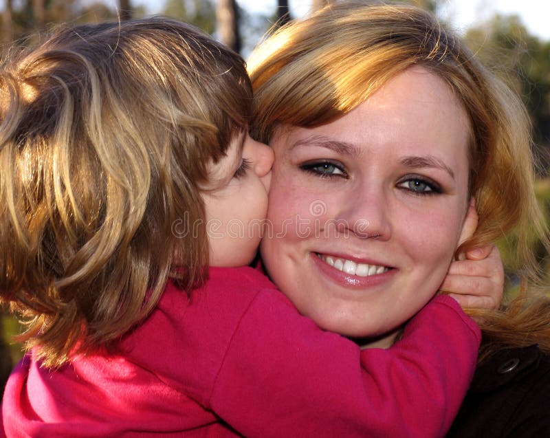 Kus stock foto. Image of lachen, liefhebben, weinig, dochter - 2140726