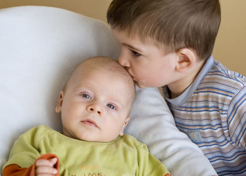 Kuss des Bruders stockfoto. Bild von pastell, liebe, glücklich - 635422