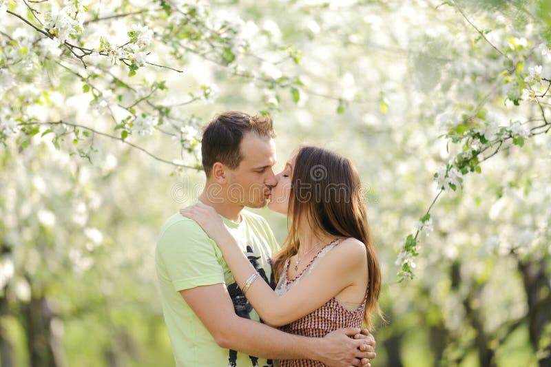 Het Mooie Paar Kussen Op Een Park Stock Foto - Image of paren, mannetje ...