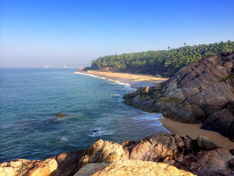 Kust Met Stenen En Palmen India Kerala Stock Foto - Image of klein ...