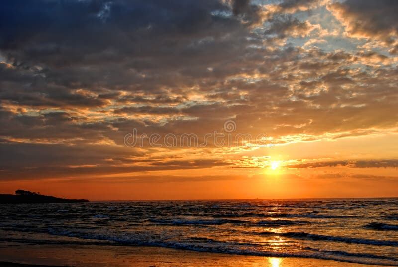 Kustzonsopgang stock foto. Image of bomen, zand, vroeg - 6680116