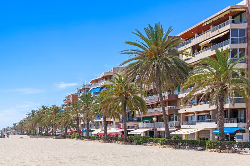 Kuststraat Van Calafell Toevluchtstad, Spanje Stock Afbeelding - Image ...