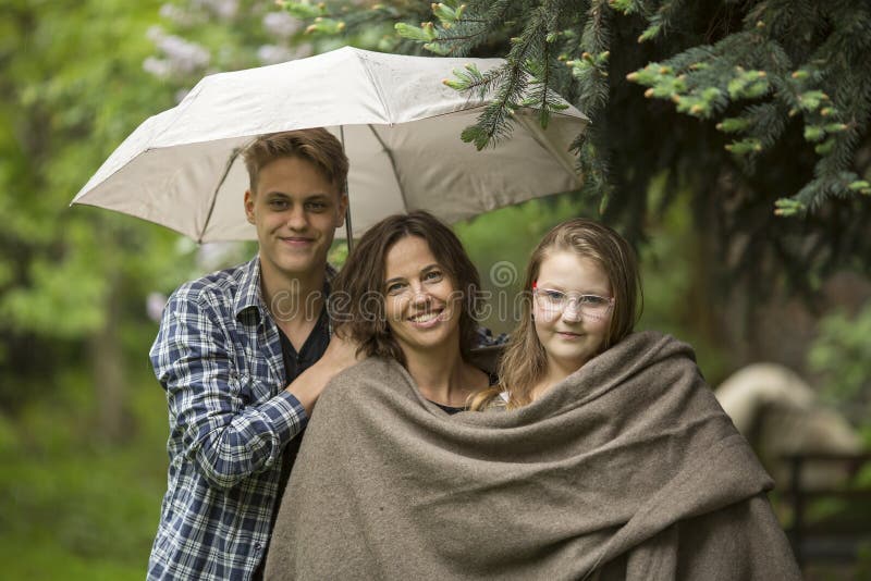 Kvinna Med Deras Vuxna Barn Dotter Och Son I Parkera Under Ett