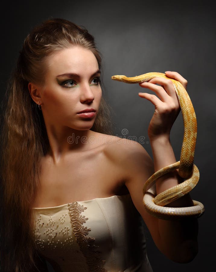 Kvinna med ormen fotografering för bildbyråer. Bild av skönhet - 29572821