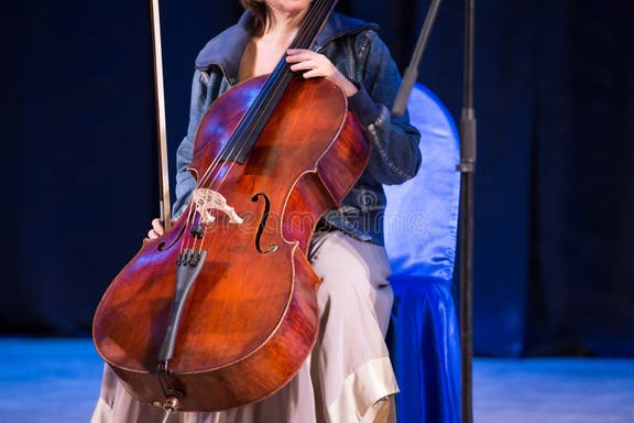 Kvinna med violoncellen arkivfoto. Bild av klassiskt - 111475466