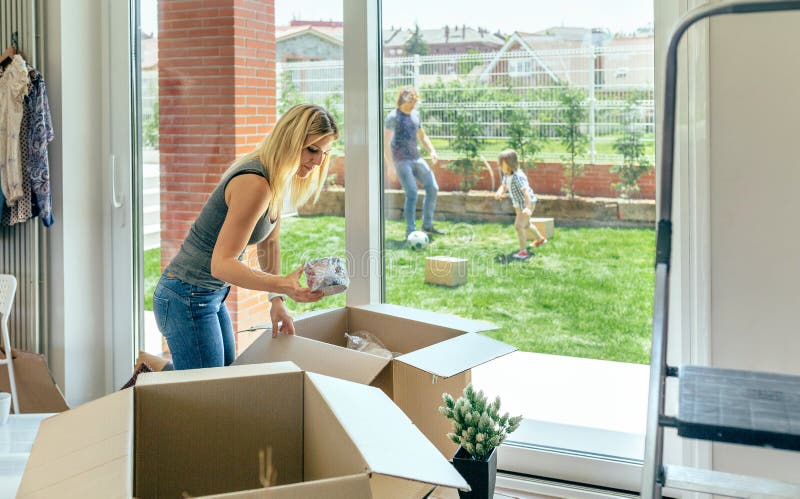 Kvinna Som Packar Upp Flyttande Askar Arkivfoto - Bild av pojke, kläder ...
