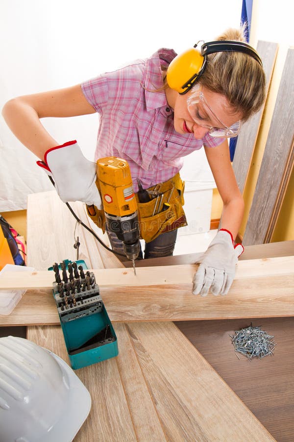 Kvinnlig snickare fotografering för bildbyråer. Bild av industriellt ...