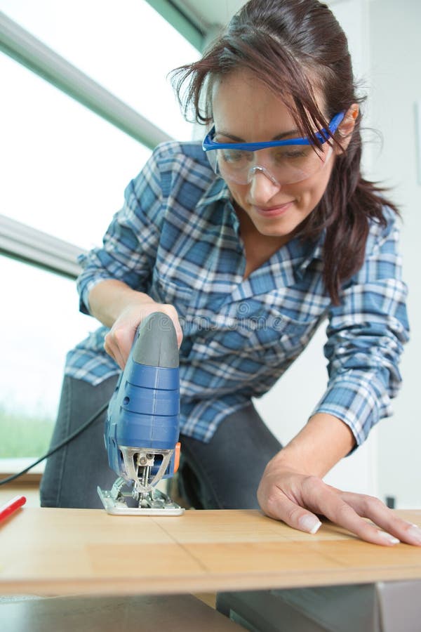 Kvinnlig Snickare I Seminarium Arkivfoto - Bild av manuellt, elkraft ...