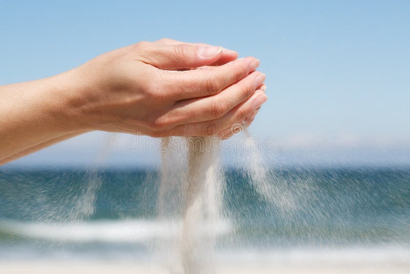 Händer med sand fotografering för bildbyråer. Bild av rörelse - 35231047