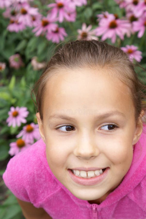 Koniczynowy Dziewczyny Preteen Ja Target2_0_ Obraz Stock - Obraz ...