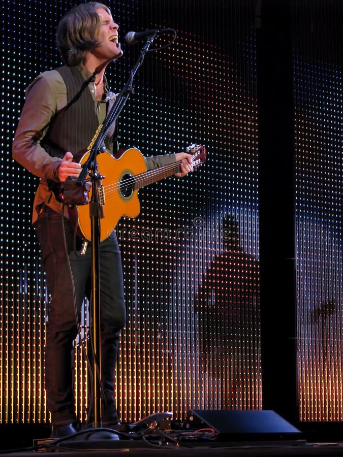 Kyle Cook of Matchbox Twenty - Live Performance Editorial Photo - Image ...