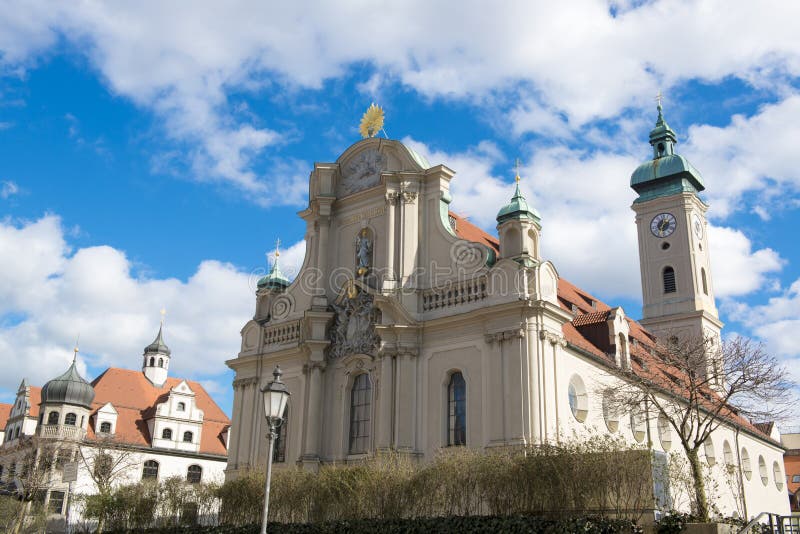 Pappers- Duvor I Kyrka Av Den Heliga Anden Munich Arkivfoto - Bild av ...