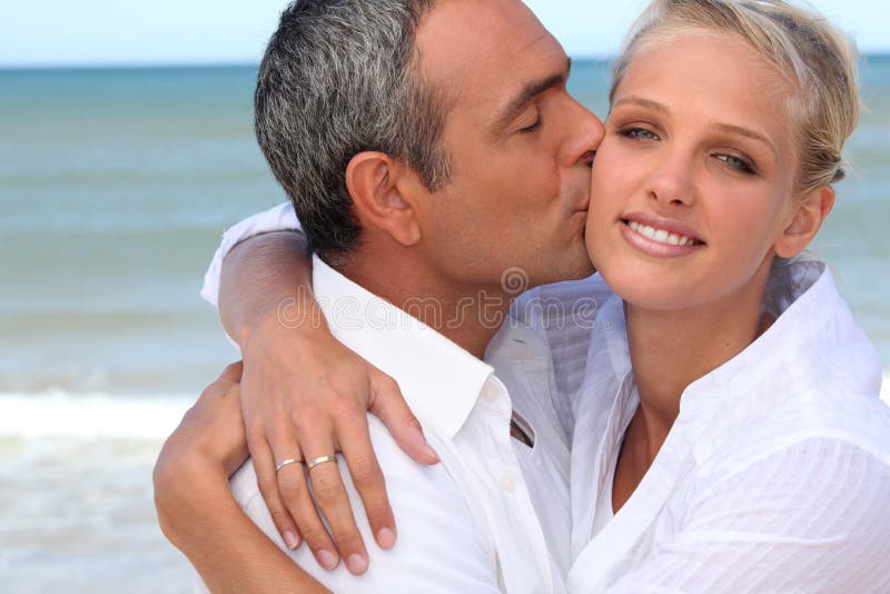 Koppla ihop att kyssa fotografering för bildbyråer. Bild av intygar ...