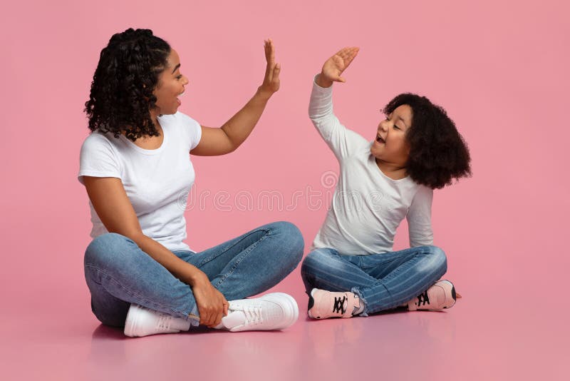 Mamma Och Dotter Tittar PÃ¥ Varandra Mamma Som HÃ¥ller Sitt