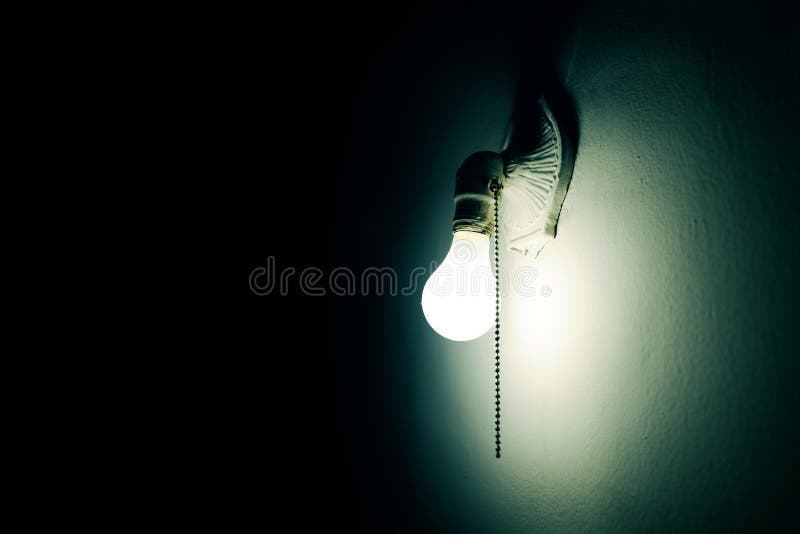 Lámpara en la obscuridad foto de archivo. Imagen de eléctrico - 10626416