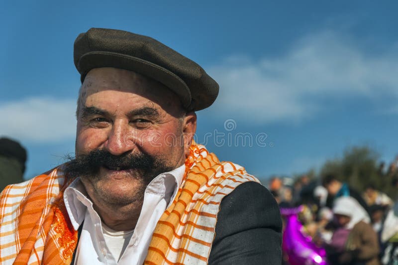 Lächeln, Mustached Türkischer Mann Stockfoto - Bild von türkisch, türke ...