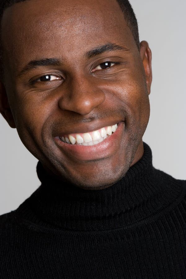 Lächelnder schwarzer Mann stockfoto. Bild von freude, jungen - 7647638