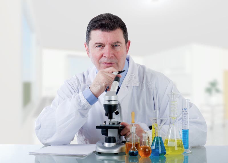 Professor im Labor stockbild. Bild von bunt, arbeitsplatz - 8476451