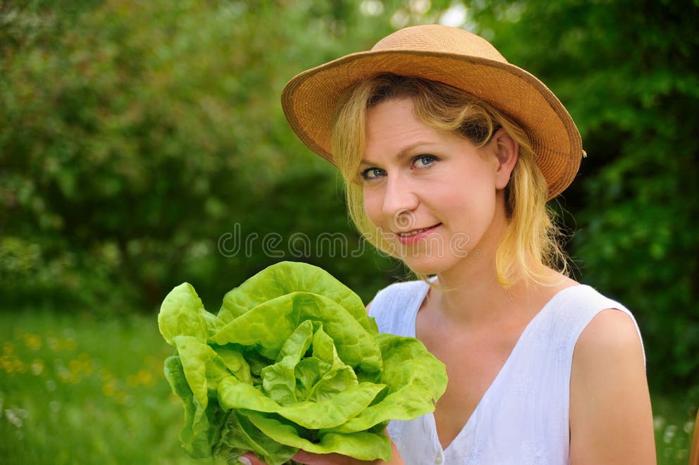 Lächelndes Mädchen mit Hut stockfoto. Bild von bauernhof - 31523096