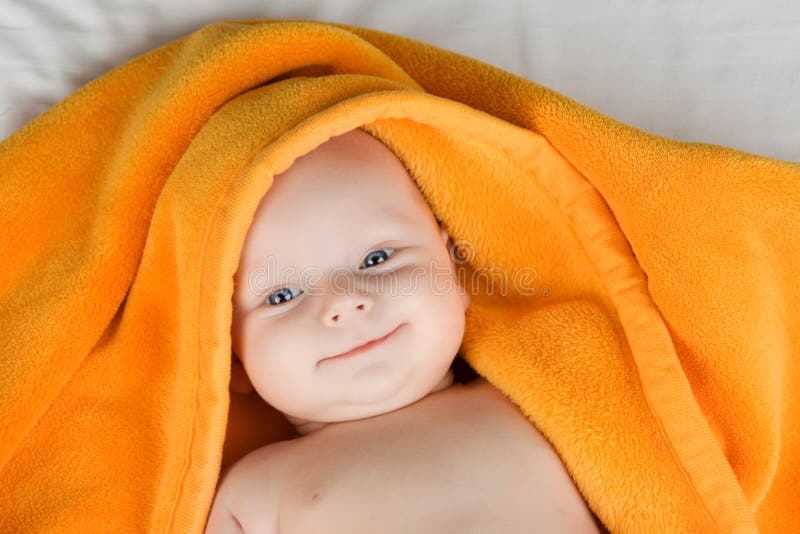 Nettes Baby Eingewickelt Im Tuch Stockbild - Bild von heiter, einzeln ...