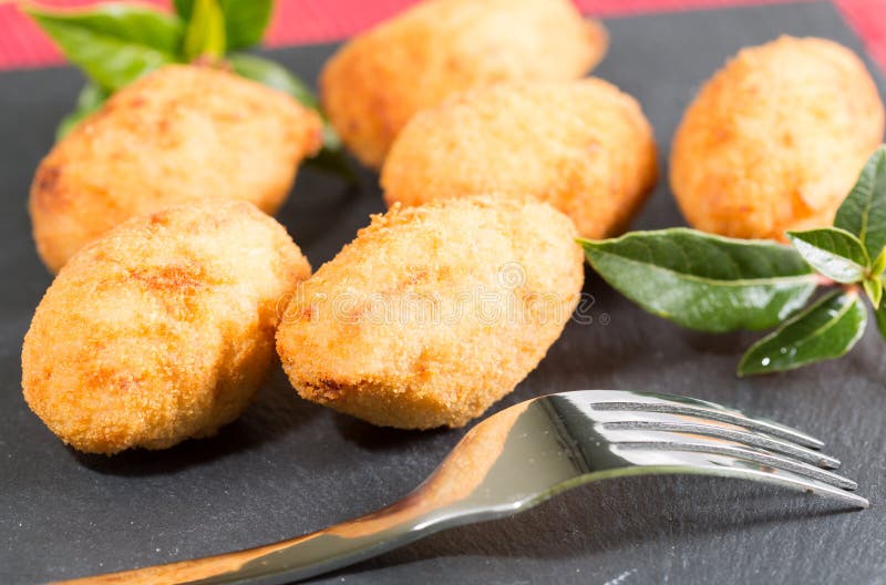Traditionella Stekte Spanska Croquetaskroketter Med Ketchup I Platta ...