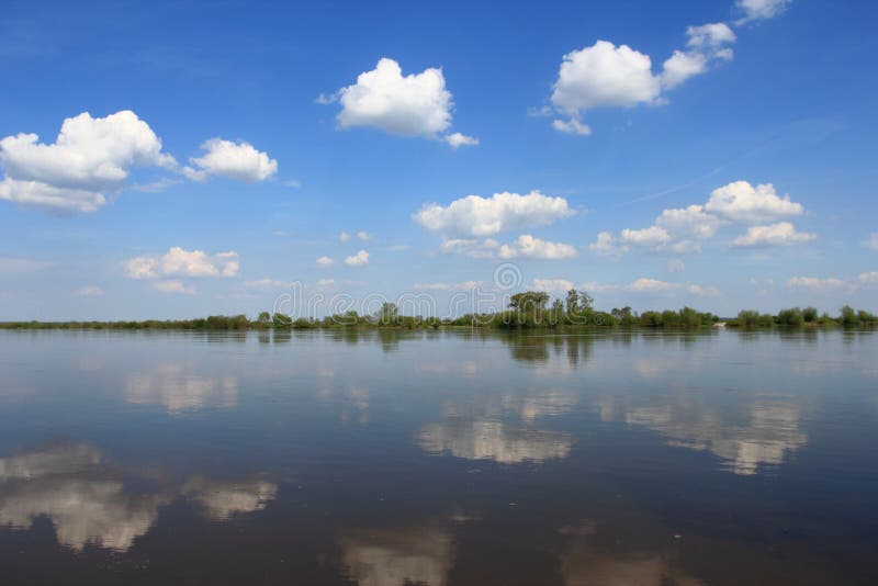 Längster Fluss in Polen, Die Weichsel Stockfoto - Bild von wolken ...