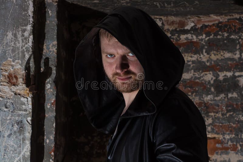 Läskig man med huven arkivfoto. Bild av medeltida, manlig - 39756076