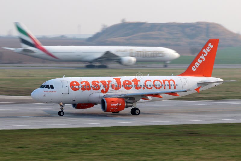 Línea aérea de EasyJet foto de archivo editorial. Imagen de carreteo ...