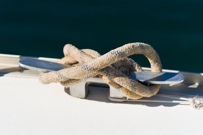 Línea De Amarre Atada Al Listón Imagen de archivo - Imagen de agua ...