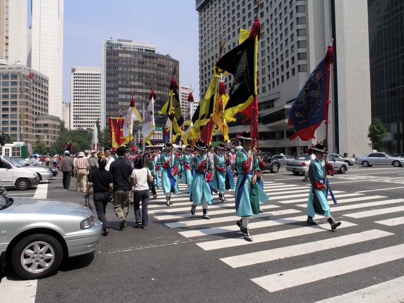 Línea De Gente En Equipos Coreanos Tradicionales Fotografía editorial ...