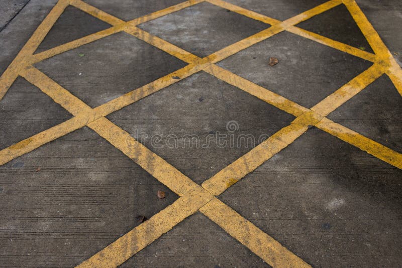 Líneas amarillas cruzadas imagen de archivo. Imagen de rinda - 56072377
