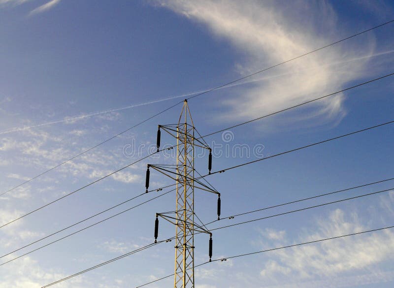 Líneas eléctricas foto de archivo. Imagen de cielo, alambres - 55818