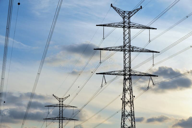 Líneas Eléctricas Eléctricas Foto de archivo - Imagen de cuenta, fila ...