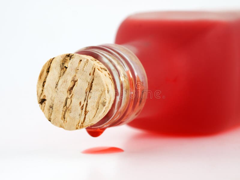 Botella Derramada De Líquido Imagen de archivo - Imagen de derramado ...