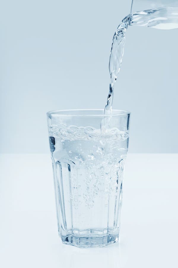 Acqua Versata in Un Bicchiere Fotografia Stock - Immagine di salute ...