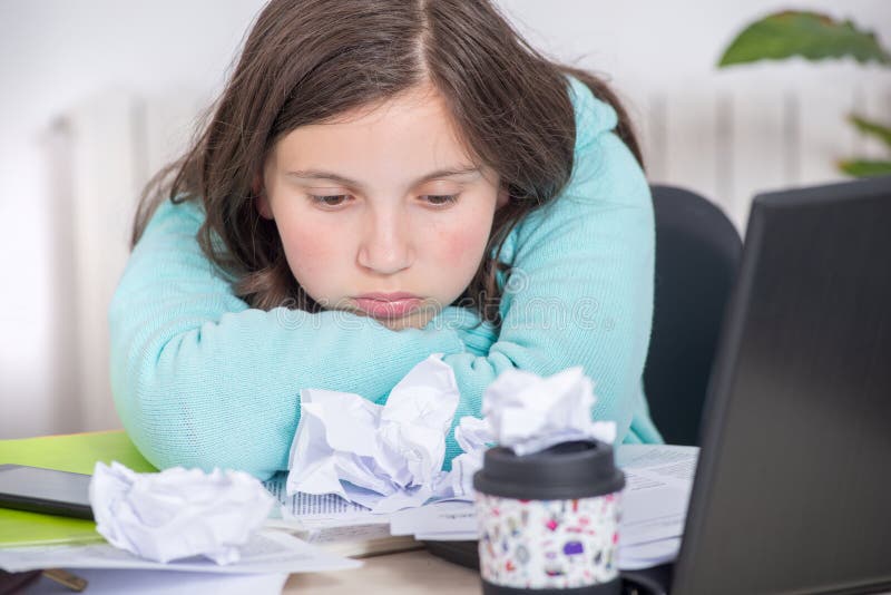L'adolescente Annoiato Sta Facendo Il Suo Compito Fotografia Stock ...