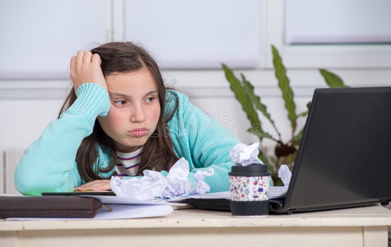 L'adolescente Annoiato Sta Facendo Il Suo Compito Immagine Stock ...