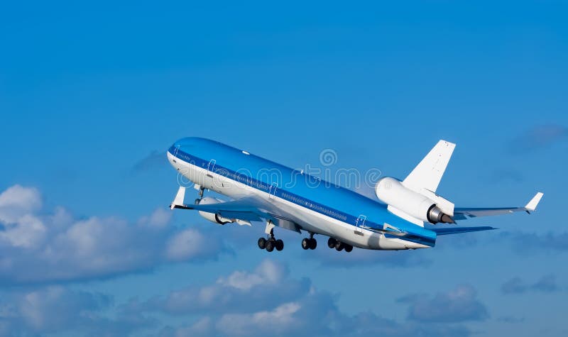L'aereo decolla fotografia stock. Immagine di olanda, cielo - 5896048