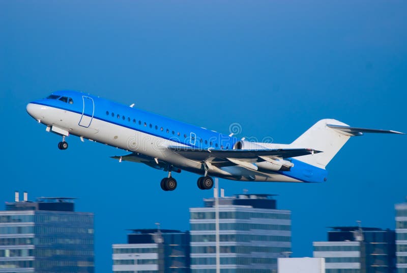 L'aereo decolla fotografia stock. Immagine di olanda, cielo - 5896048