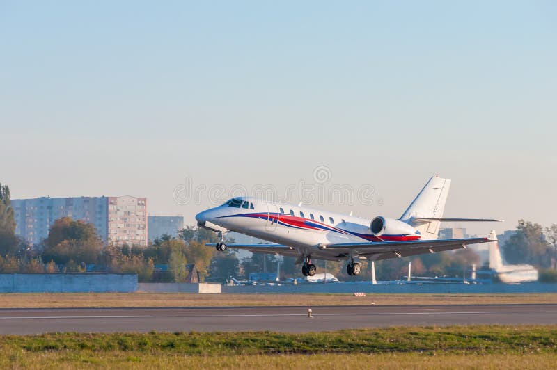 L'aereo Decolla All'aeroporto Fotografia Stock - Immagine di siluetta ...