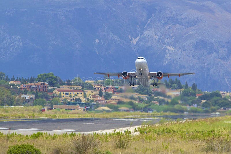 L'aereo dell'aria decolla immagine stock editoriale. Immagine di mosca ...