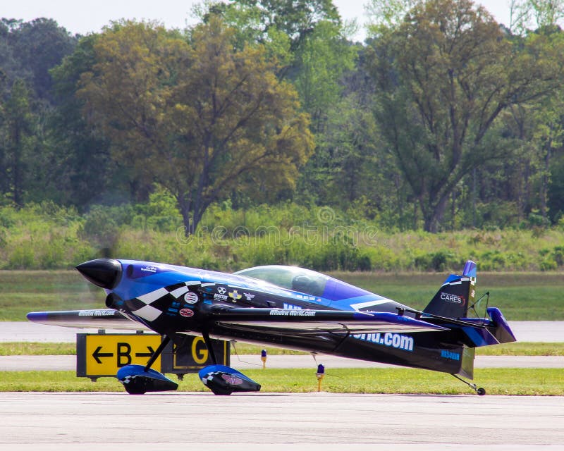 Aereo Di Acrobazia Novanta Gradi a Terra Fotografia Stock Editoriale ...
