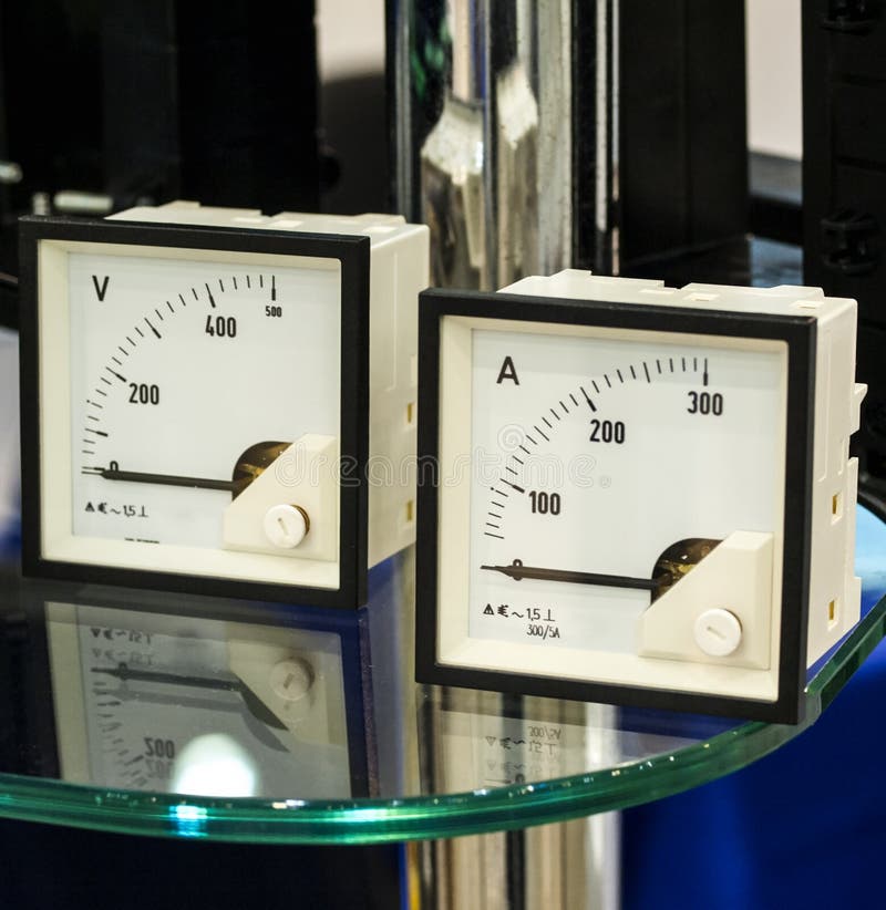 L'amperometro Ed Il Voltometro Immagine Stock - Immagine di oggetto ...