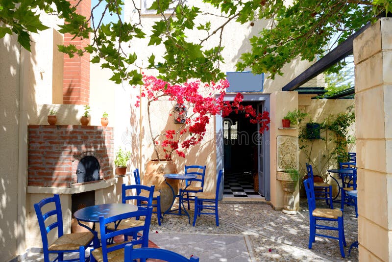 L'amphore Avec Les Fleurs Et La Table Grecque Traditionnelle Image ...