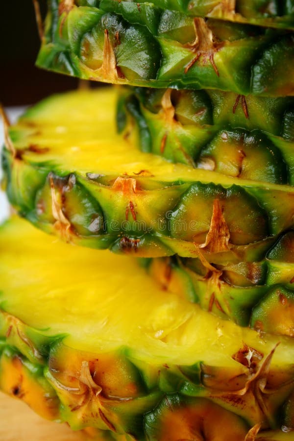 Ananas coupé en tranches image stock. Image du isolement - 8945863