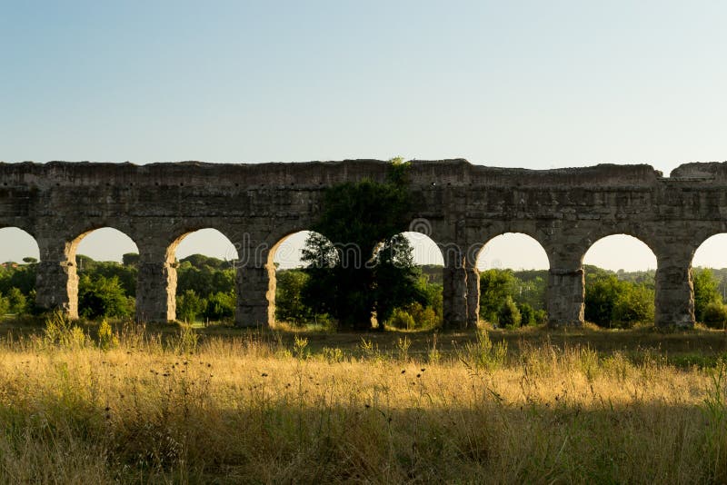 L'aquedotto Di Appio Claudio a Roma Immagine Stock - Immagine di erba ...
