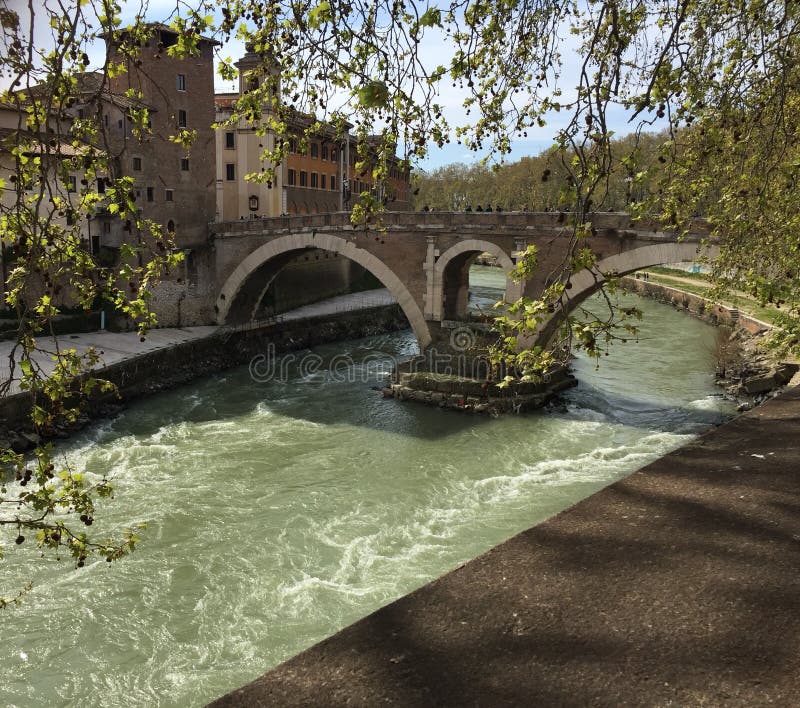 Aquedotto antico a Roma fotografia stock. Immagine di antico - 120890720