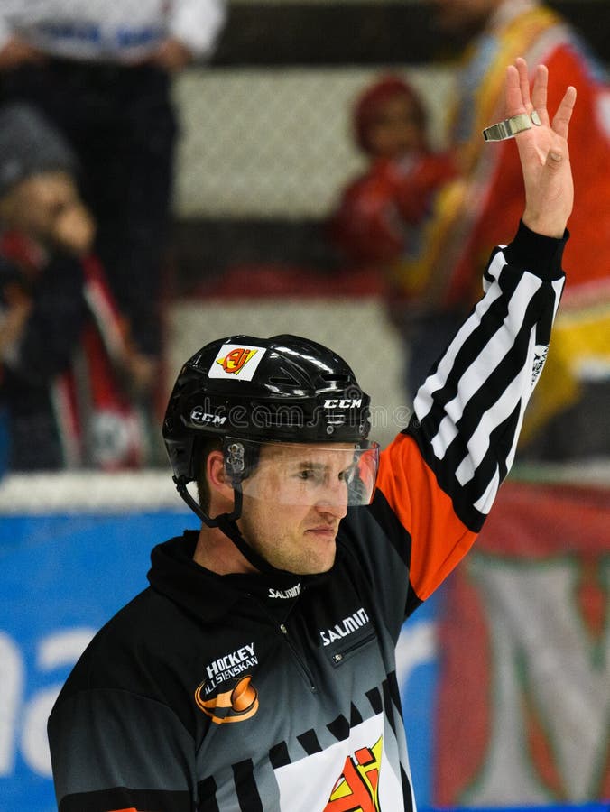 L'arbitro Di Ockey Sostiene Il Suo Braccio Nella Partita Del Hockey Su ... L'arbitro Di Ockey Sostiene Il Suo Braccio Nella Partita Del Hockey Su ...