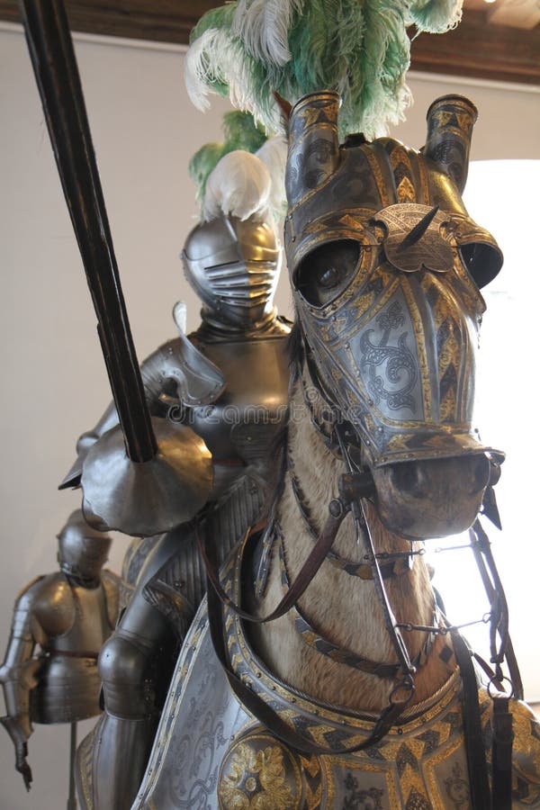 L'armure Joutante De Chevalier Et Un Cheval Image stock - Image du ...