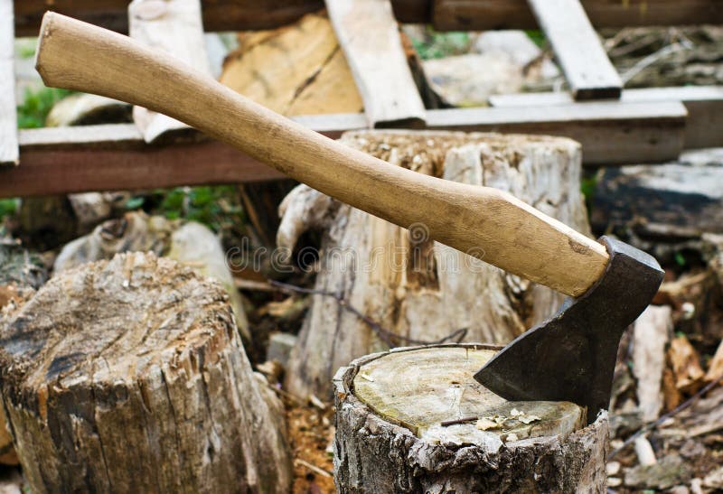 Ascia incastrata nel ceppo immagine stock. Immagine di attaccato - 25472729